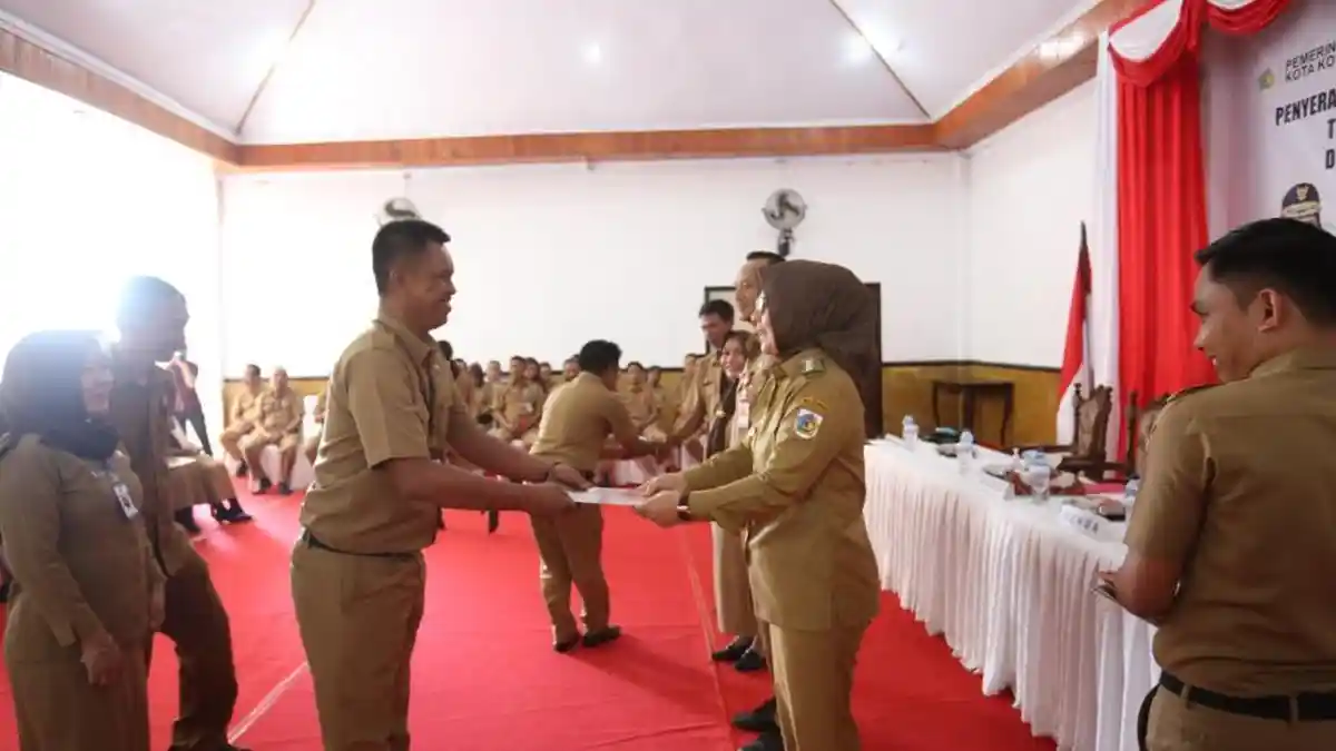 Wali Kota Kotamobagu Tatong Bara Serahkan SK PNS Formasi Tahun 2019 ...