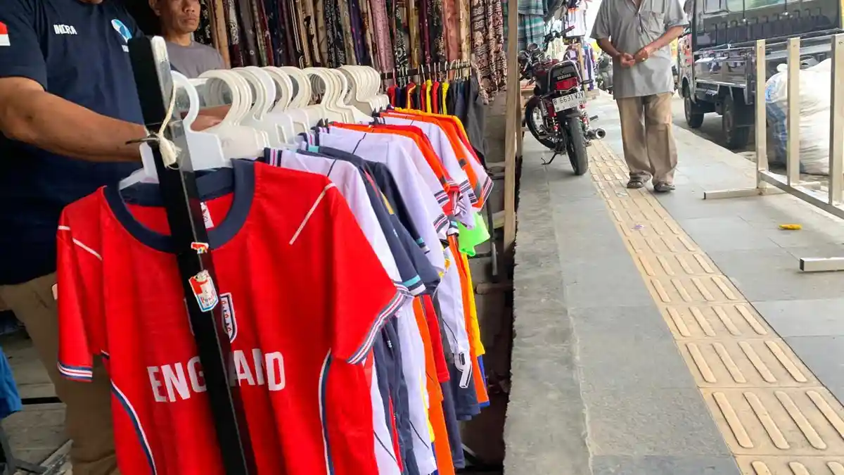 Jersey Argentina dan Brasil Paling Laku di Pasar Labuha Halmahera ...