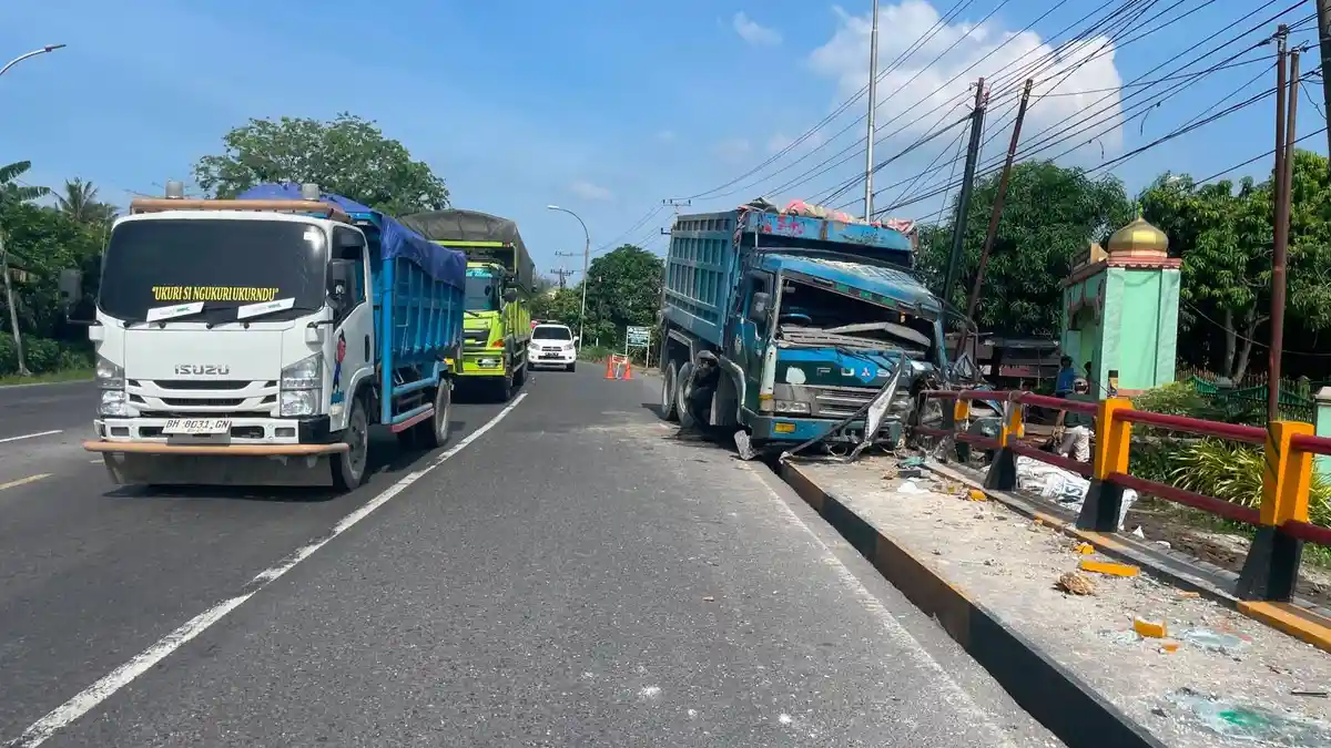 Saat Hendak Pergi Sekolah, Siswa SD Kena Truk Fuso Tabrak Jembatan ...