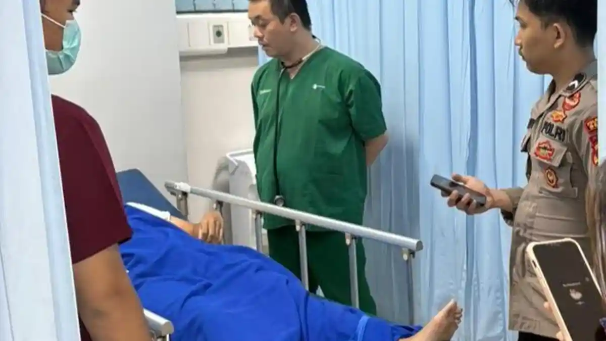 Polisi Bantu Evakuasi Warga yang Sesak Napas di Bekasi, Sempat Tak ...