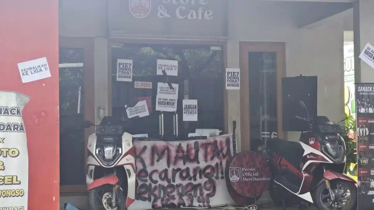 Persis Solo Degradasi ke Liga 2: Suporter Segel Persis Store dan Amuk ...