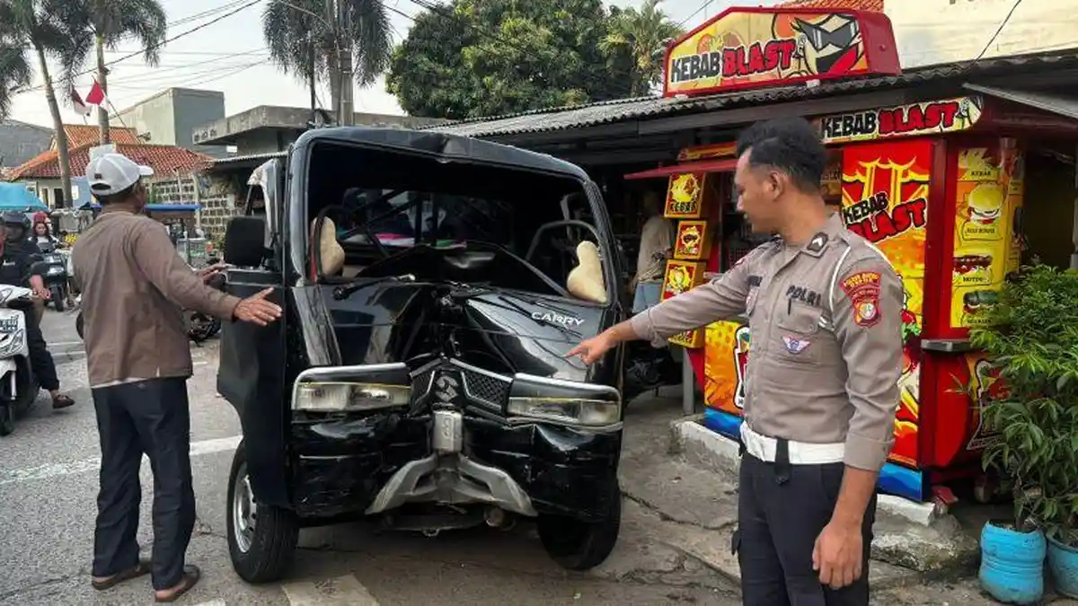 Detik-Detik Pikap Ringsek Hantam Tiang Listrik di Depok, Ternyata Sopir ...