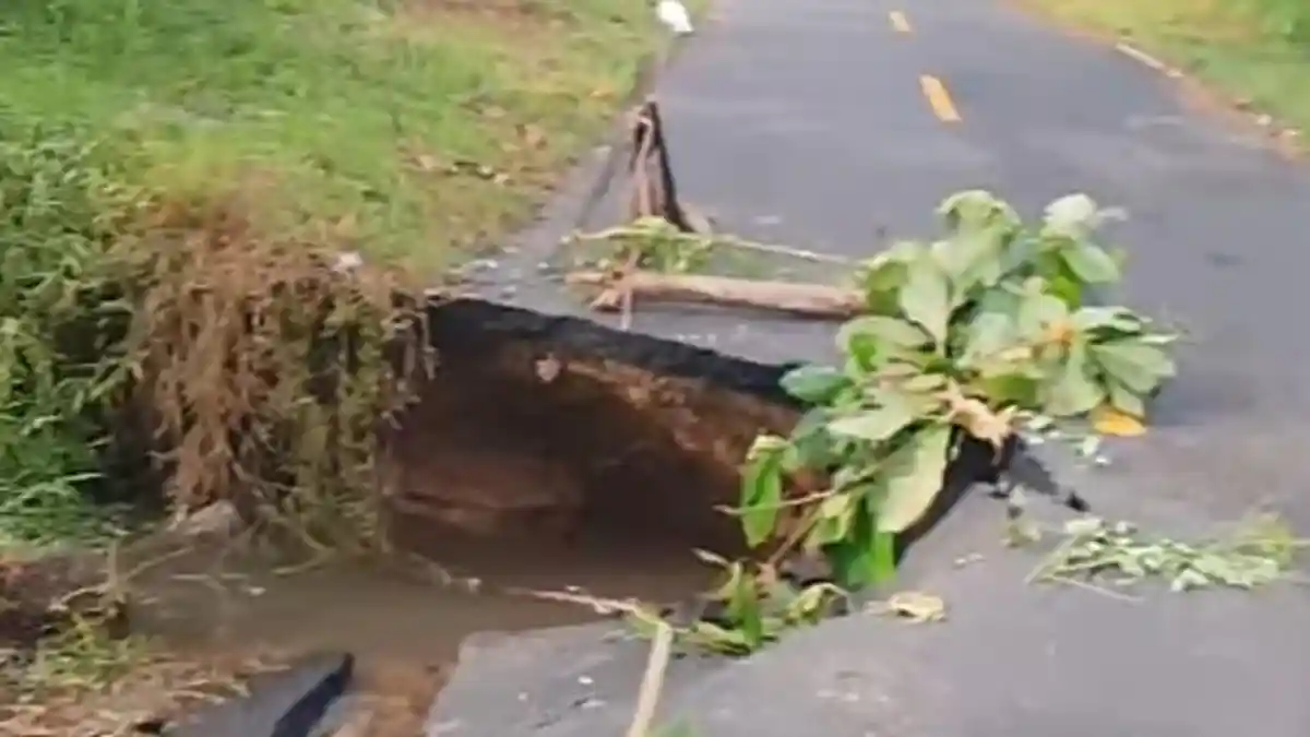 Jalan di Pantai Bulotoan Minahasa Nyaris Putus Akibat Abrasi ...
