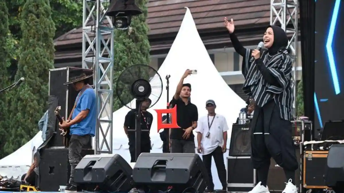 SPEKTAKULER! Ribuan Penonton Histeris saat Band Kotak Konser, Tantri ...