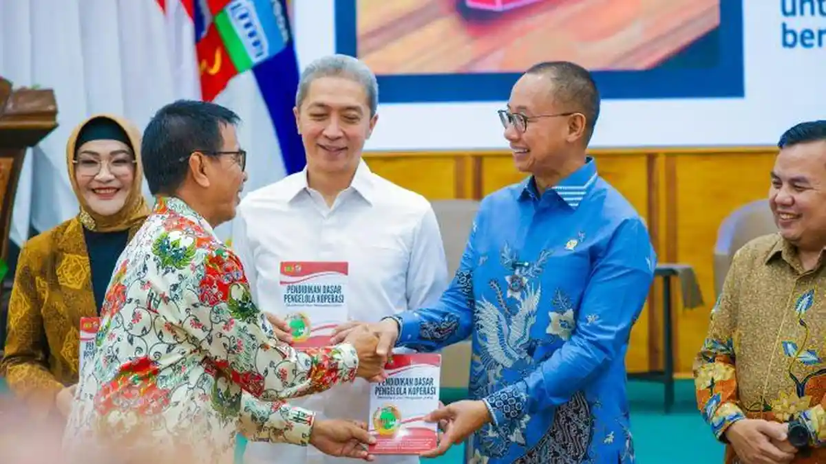 Dedie Rachim Serahkan Legalitas Pendirian Koperasi Merah Putih di Bogor ...