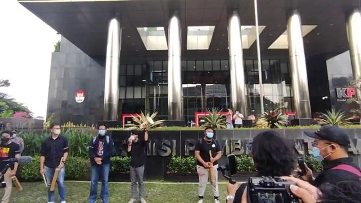 Koalisi Masyarakat Antikorupsi Bawa Kentungan Saat Aksi di KPK: Tanda ...