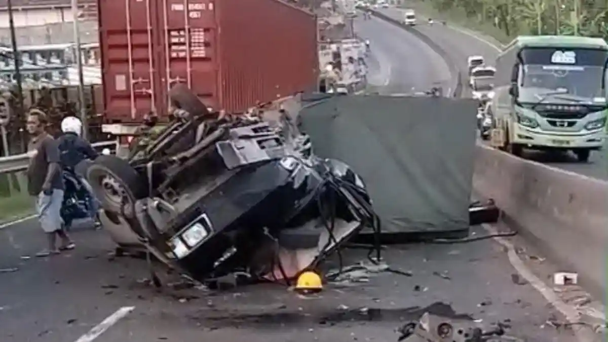 Detik-detik Pikap Terbalik di Depan Cimory Semarang: Mobil Tabrak ...