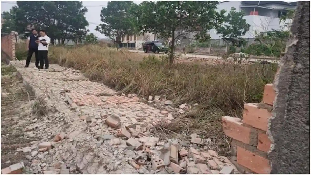 Robohkan Tembok Pembatas Tanah 10 Meter, Pencuri Ambil Besi, Korban ...
