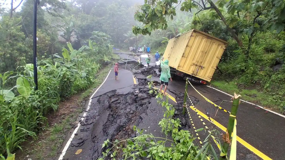 2 Rute Menuju Jampang Sukabumi Terputus, Jalan Nasional Terbelah, Jalur ...