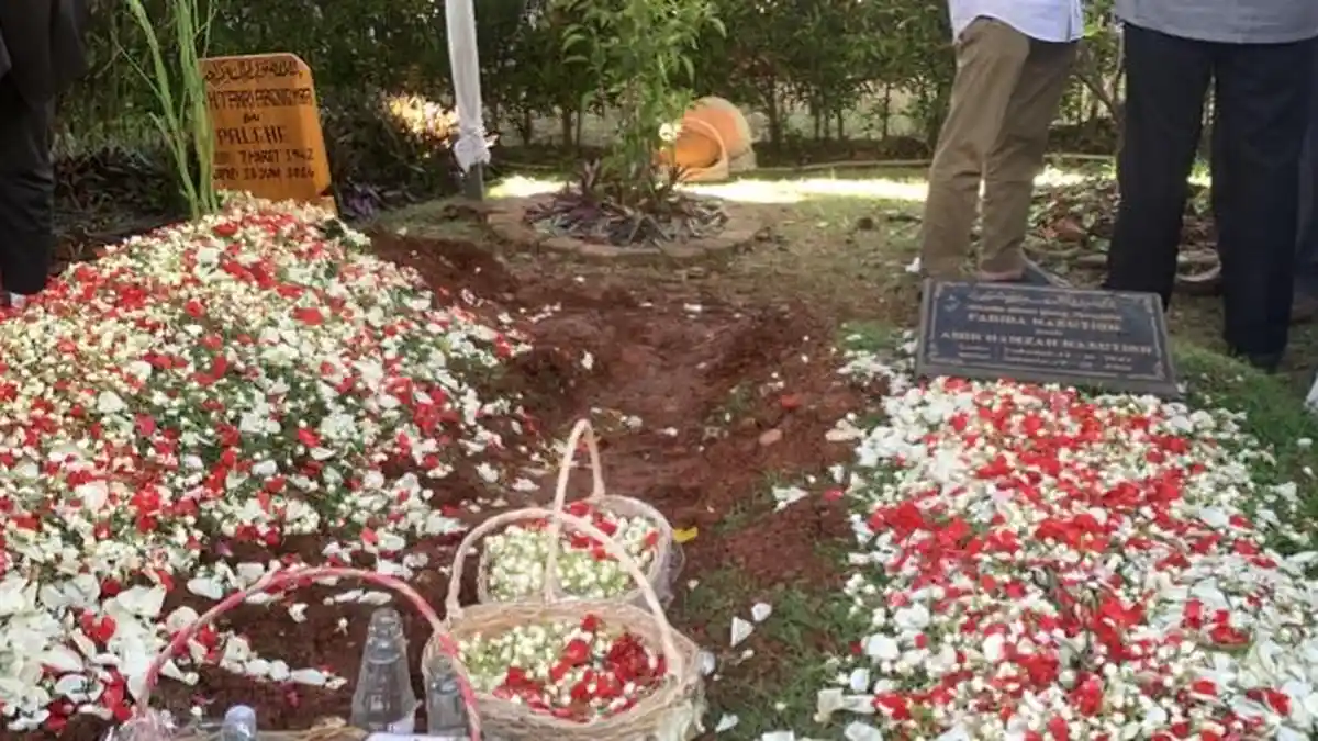 Tanri Abeng Dimakamkan di Samping Pusara Istri, Ini Pesan Keluarga ...