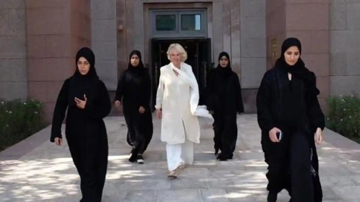 Kunjungi UAE, “Bodyguard” Berhijab Kawal Camilla Parker-Bowles ...
