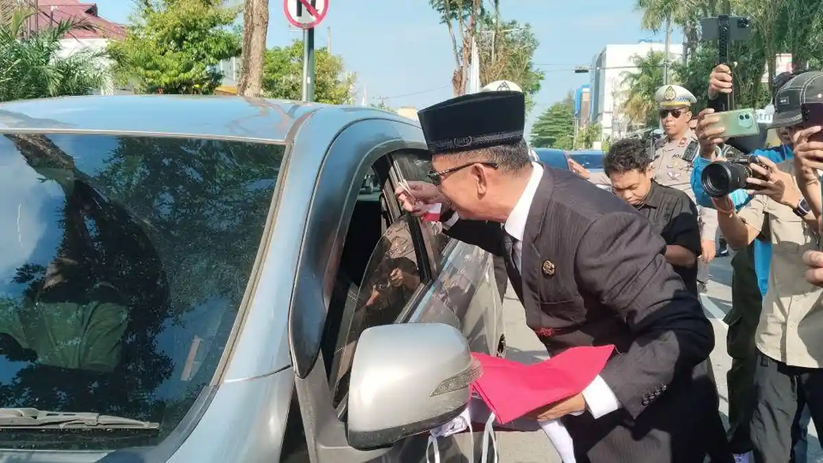 Aksi Walikota Balikpapan saat Hari Lahir Pancasila, Bagikan Bendera ...