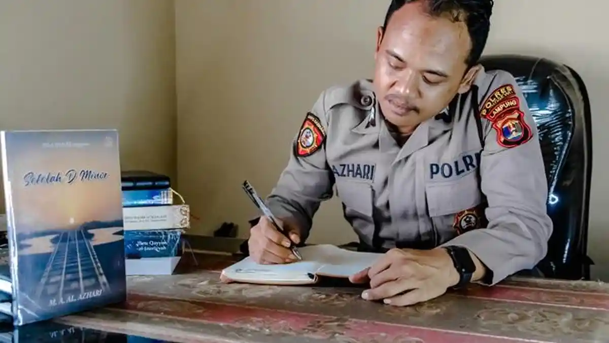Kisah Polisi Polres Pringsewu Tulis Tiga Novel, Saat SMA Alim Tulis ...