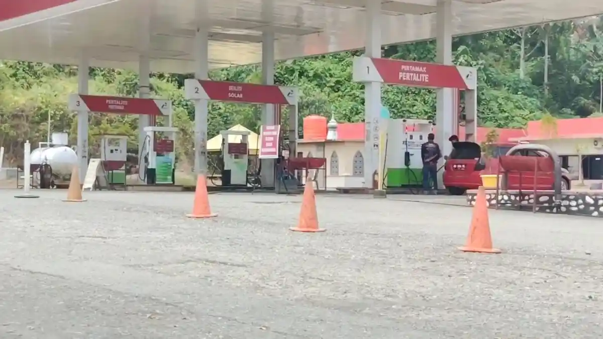 Harga Dexlite Tembus Rp24.150 Per Liter, SPBU Polohu Mamuju Tengah ...