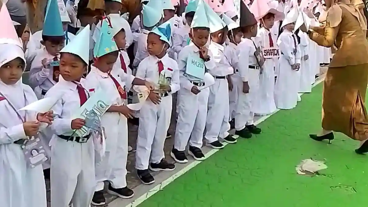 Hari Pertama MPLS di Anambas, Pelajar Baru SDN 001 Tarempa Kenakan Topi ...