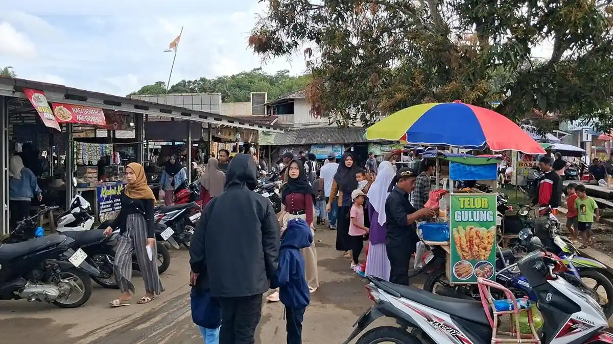 Lengkap Banget, Dari Kolak Hingga Pepes, Alun-alun Jampang Kulon ...