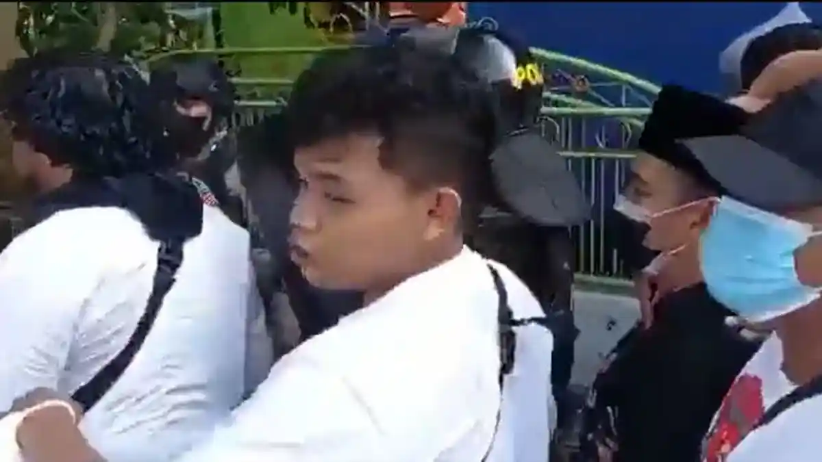 Dikepung 15 Jam, Akhirnya MSAT Anak Kiai Jombang Menyerahkan Diri ke ...