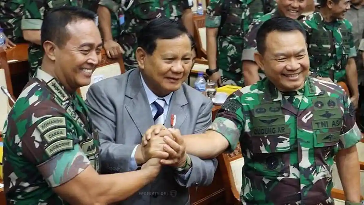 Potret Hangat Jenderal Andika Perkasa dan Jenderal Dudung di Senayan ...