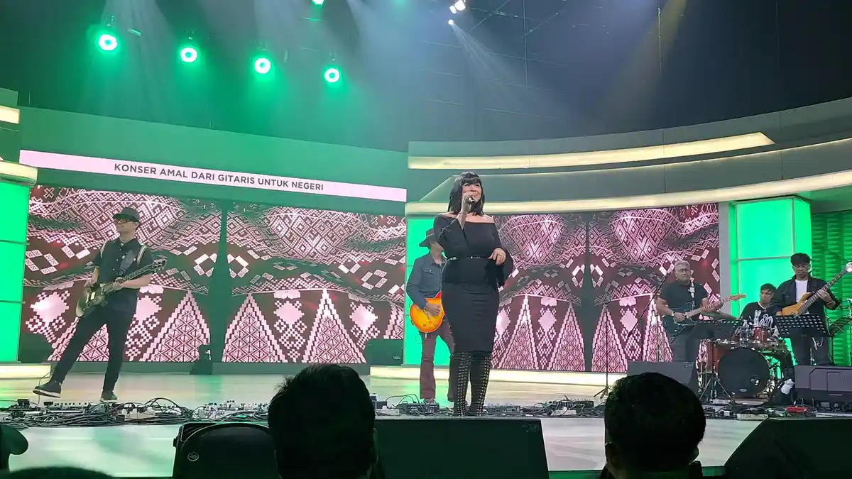 Dira Sugandi di Konser 'Gitaris Untuk Negeri': Saat Suara Emas Mengetuk ...
