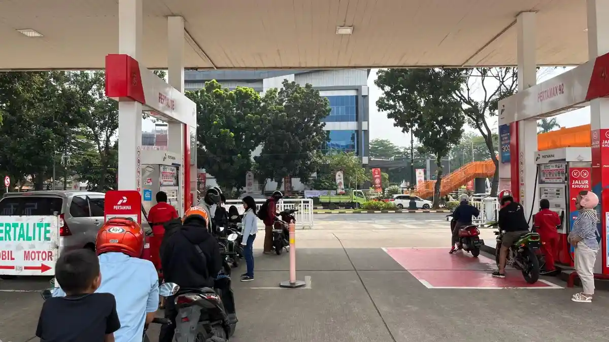 Dampak Kenaikan Harga, Begini Perbedaan Antrean Kendaraan saat Isi ...