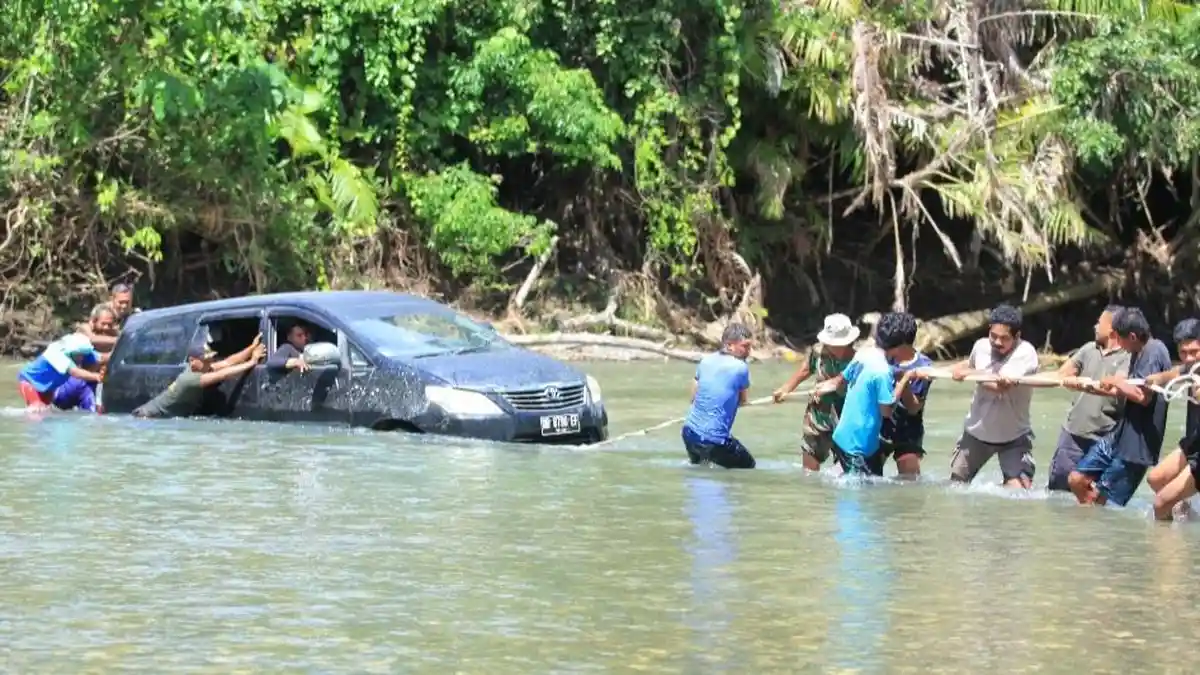Bupati Halmahera Timur Terobos Sungai Akelamo Demi Salurkan Bingkisan ...