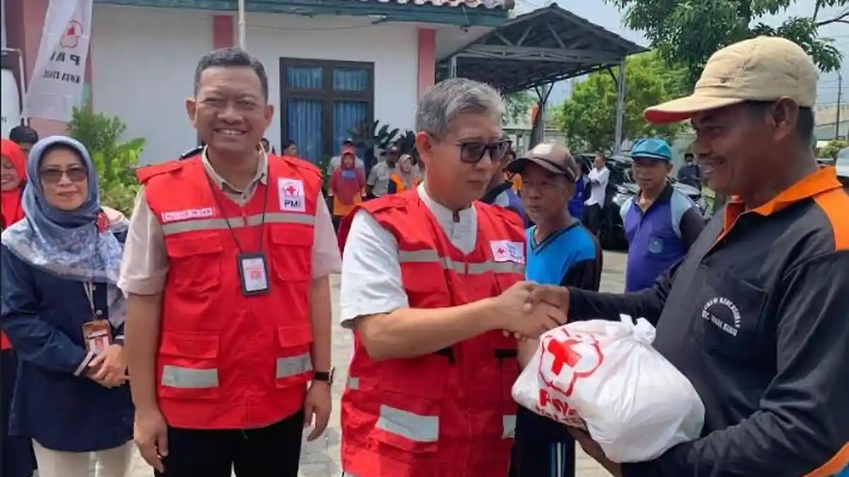 PMI Kota Tegal Bagikan 400 Paket Sembako untuk Tenaga Kebersihan dan ...