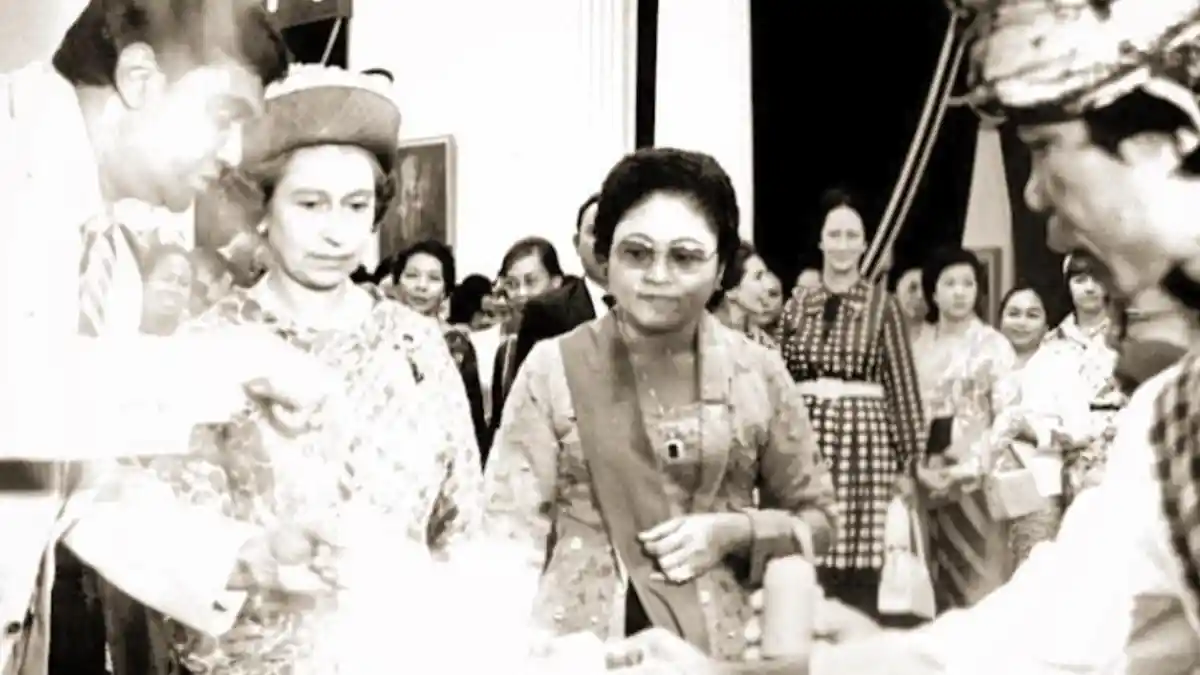 Momen Ibu Tien Soeharto Dampingi Ratu Elizabeth II di Istana Negara ...