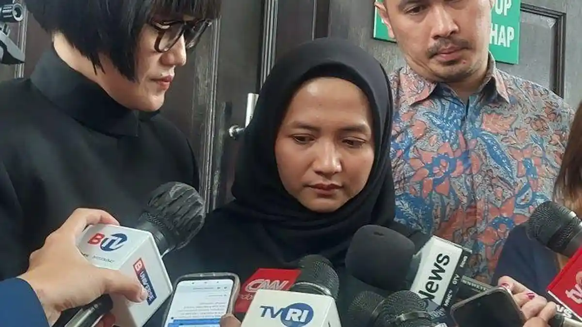 'Karier Suami Hancur karena Ferdy Sambo' Istri Arif Rachman Menangis ...