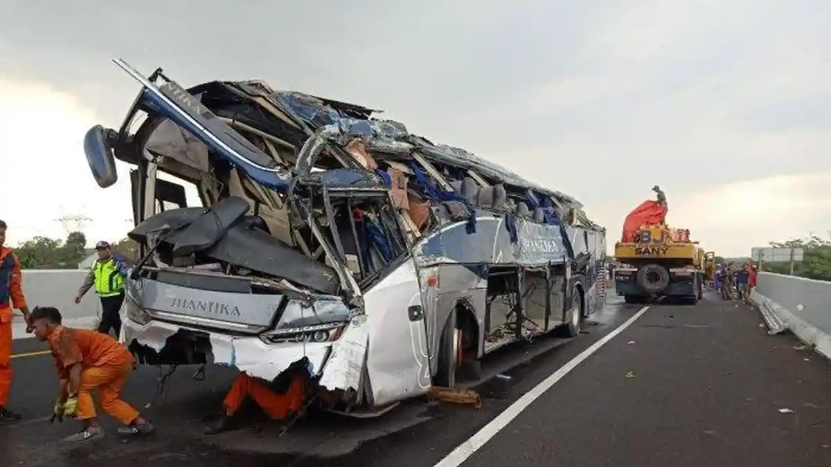 Kecelakaan Maut Bus New Santika di Tol Pemalang-Batang, Evakuasi Rumit ...