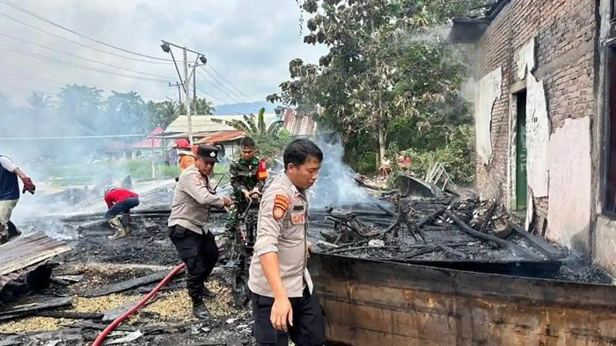 Kebakaran Hebat Hanguskan Rumah Petani di Orawa Kolaka Timur, Kerugian ...