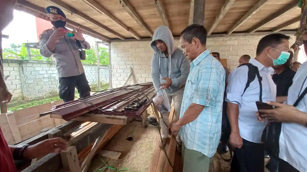 Uang Rp 100 Juta Terbakar dalam Kamar, Ruben Kubur Impian Renovasi Rumah - Halaman all ...