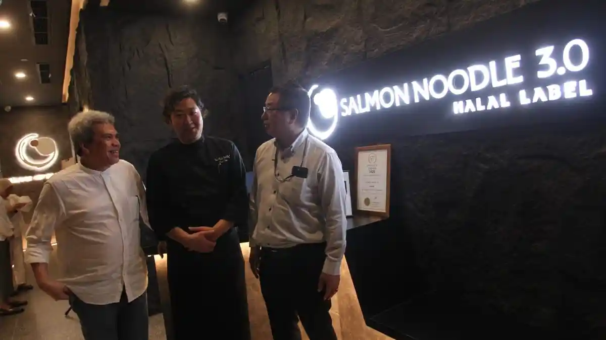 Salmon Noodle 3.0 Halal Label, Rayakan Satu Tahun Berkiprah di ...