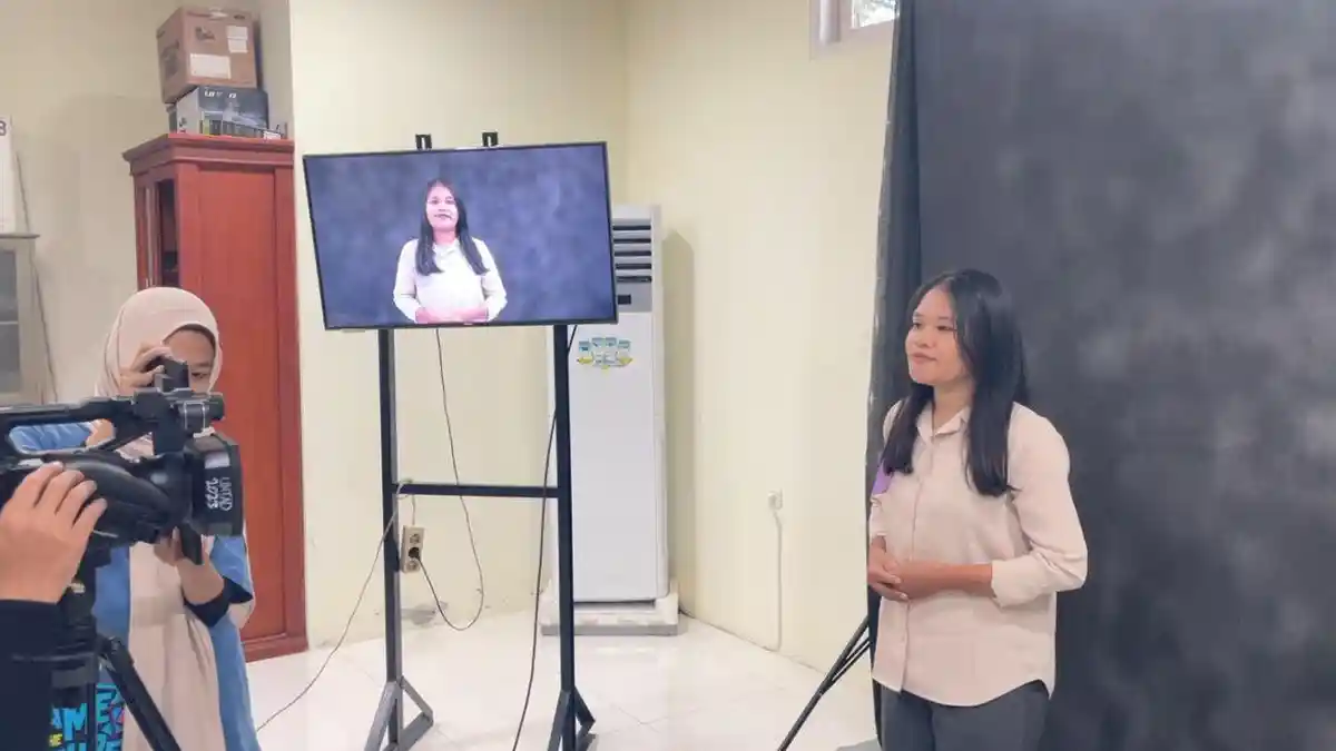 Lomba News Anchor Warnai Pekan Komunikasi Untad 2025 - Tribunpalu.com