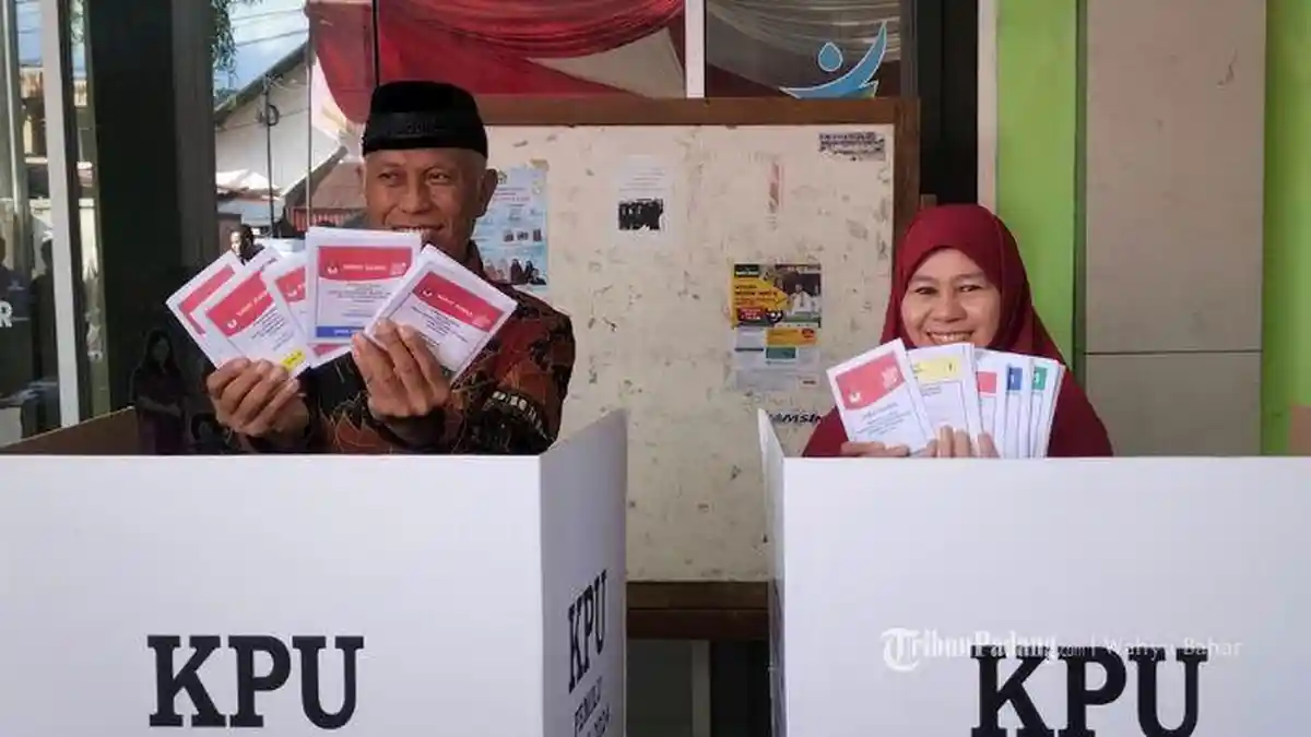 Gubernur Sumbar Mahyeldi, Istri dan Keluarga Nyoblos di TPS 12 Jati ...
