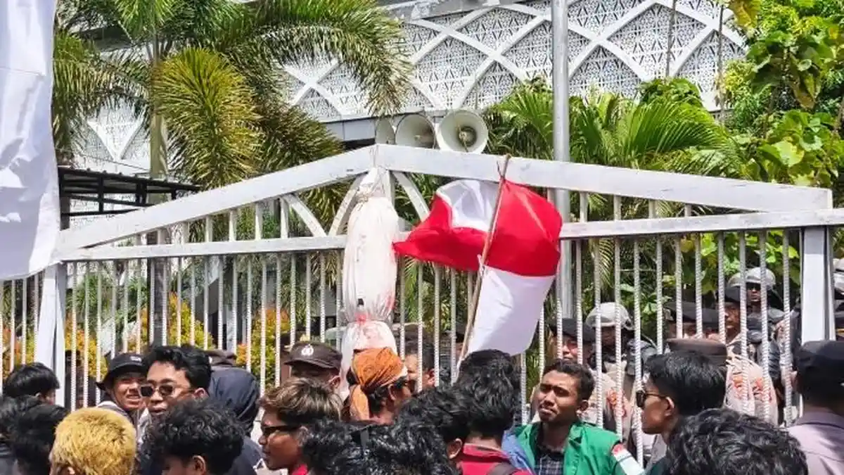 Mahasiswa NTB Demo DPRD, Bawa Boneka Pocong dan Spanduk Bertuliskan ...