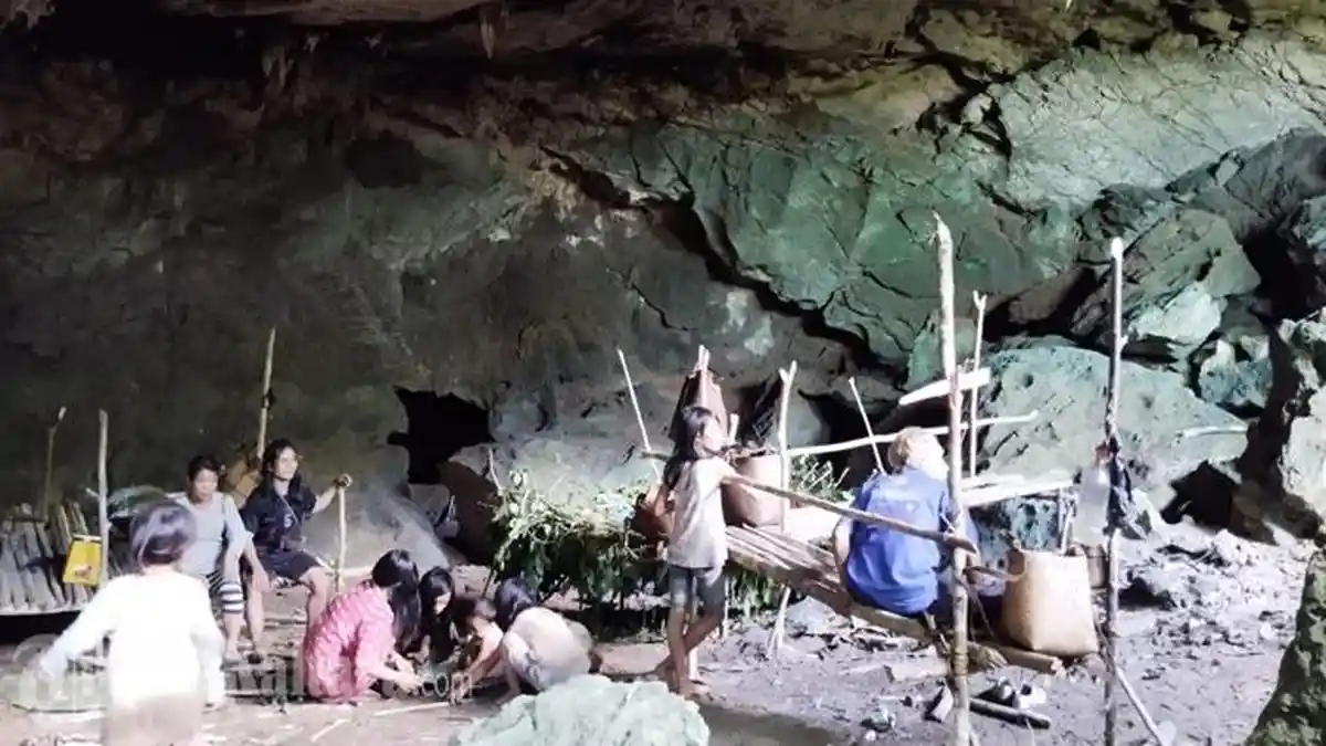 Berburu di Hutan: Seni Bertahan Hidup Suku Punan Batu di Belantara ...