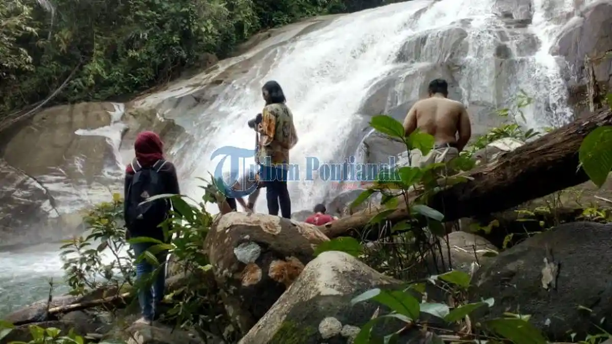 3 Wisata Alam Air Terjun di Kabupaten Sambas Berada di Batas Negara ...