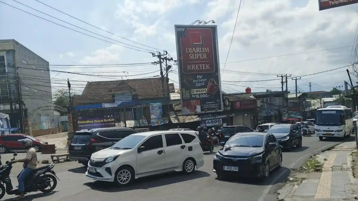 Antrean Kendaraan Mengular 1 Km di Jalur Sukabumi–Bogor, Simpang ...