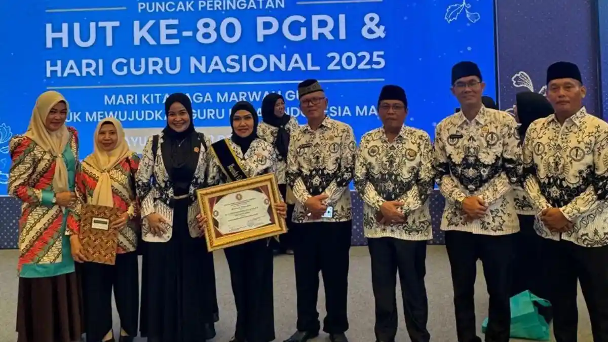 Hepy Safriani Dikukuhkan sebagai Ibunda Guru Kabupaten Empat Lawang ...