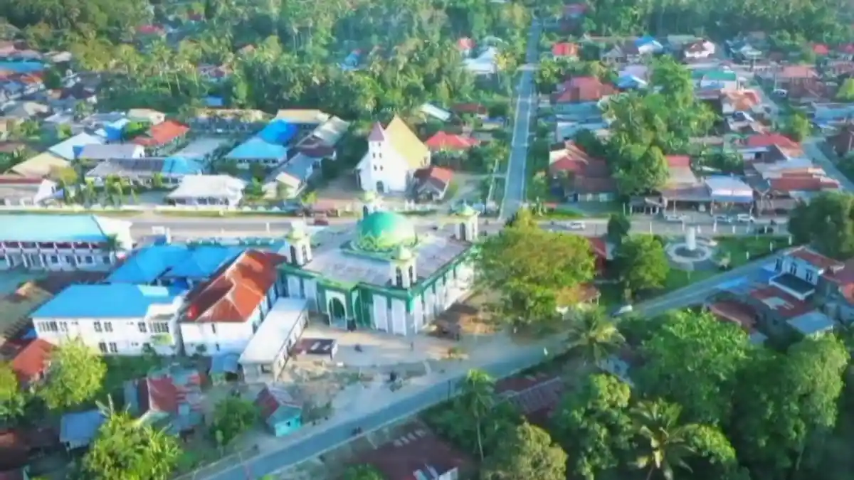 Potret Gereja Protestan Sulawesi Tenggara dan Masjid Agung Kolaka Timur ...
