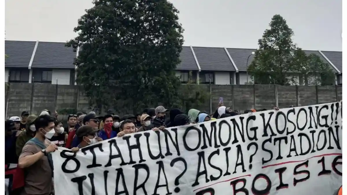 Jakmania Geruduk Latihan Persija Jakarta, Bentangkan Spanduk Kekecewaan ...