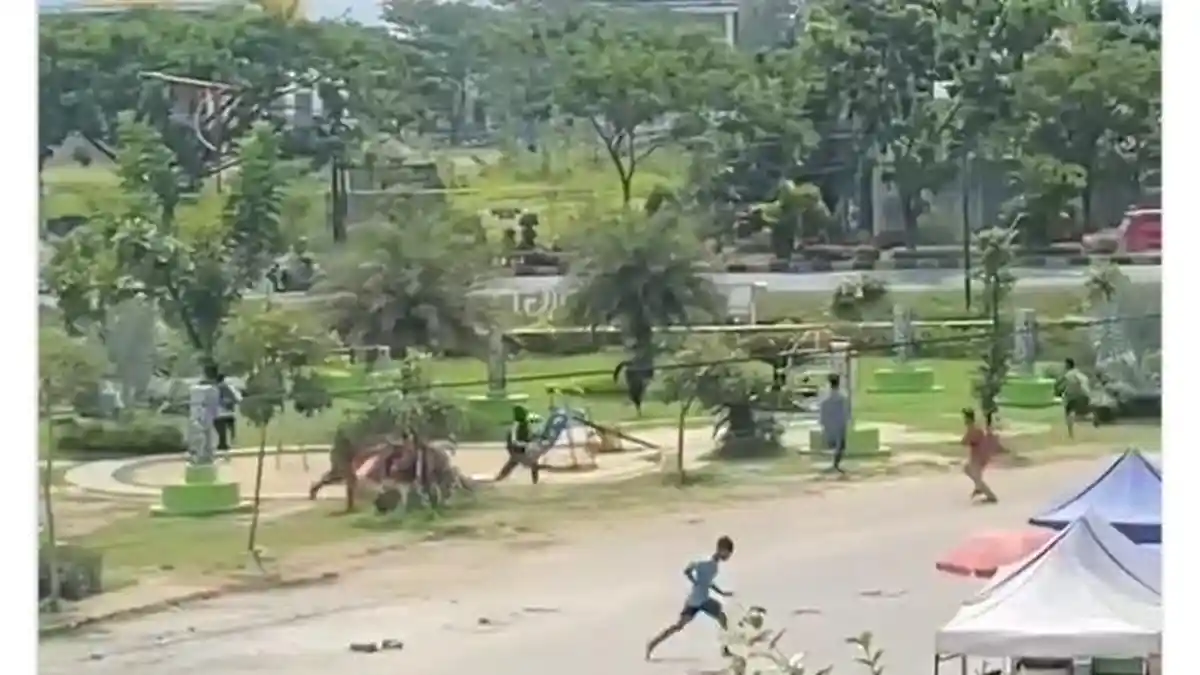 VIRAL Pelajar Tawuran di Taman Digital Balai Kota Padang, Saling Kejar ...