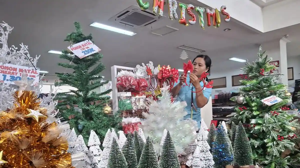 Toko Pernak-Pernik Natal di Semarang Mulai Diburu Pembeli ...