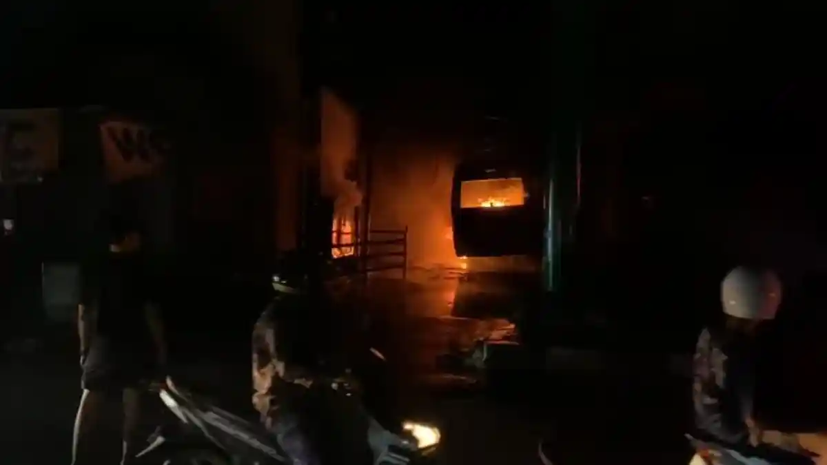 Kebakaran Hari Ini di Kota Serang-Banten: Satu Mobil Hangus Terbakar ...