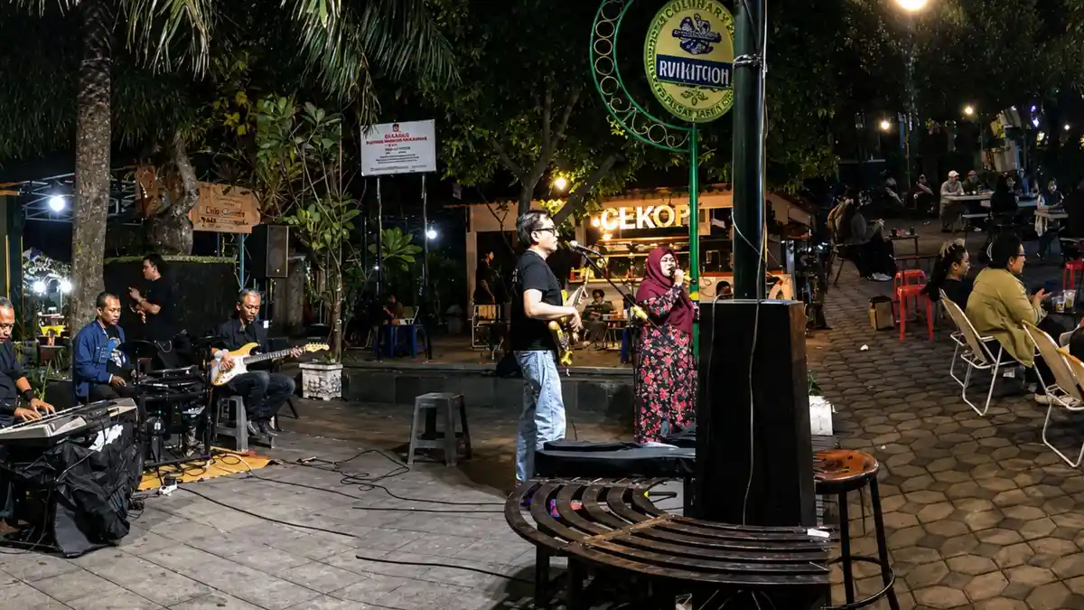 Konser Jazz Gratis di Ngarsopuro Solo, Ruang Santai Menikmati Musik di ...
