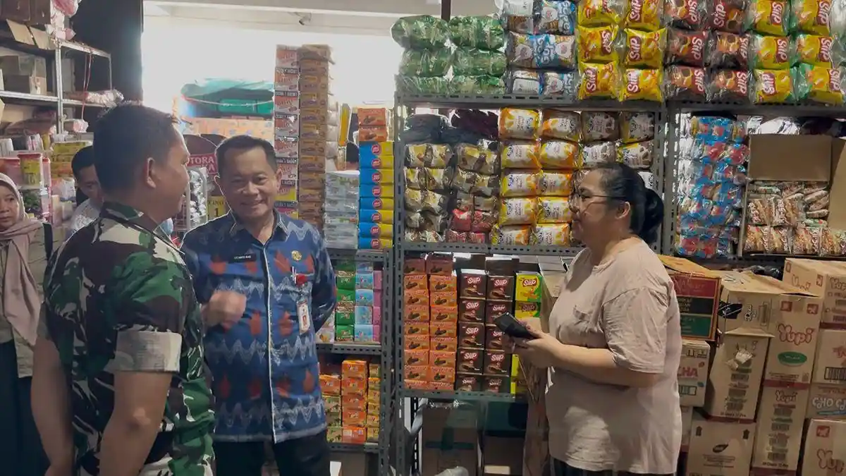 Pantau Pasar Harian Simpang Empat Tanahbumbu, Tim Gabungan Temukan ...
