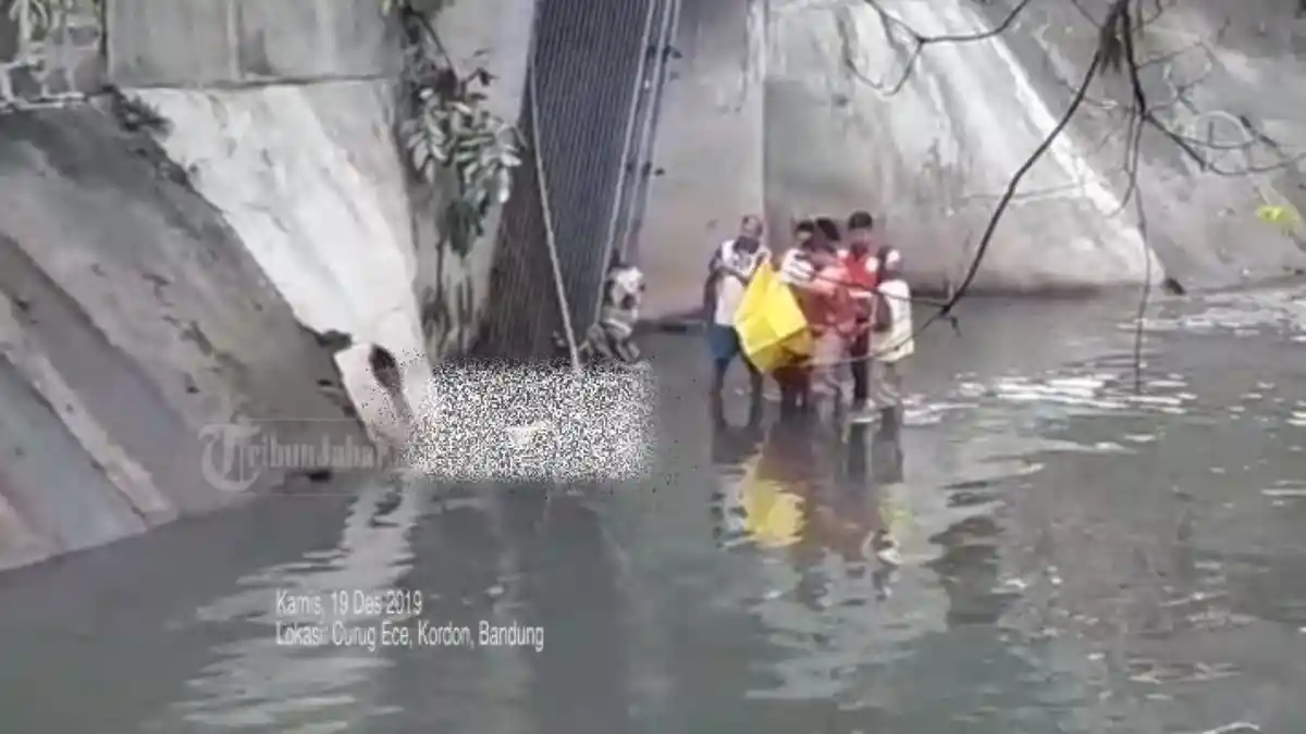 Jenazah Pria yang Ditemukan di Curug Ece Kota Bandung Diserahkan ke ...