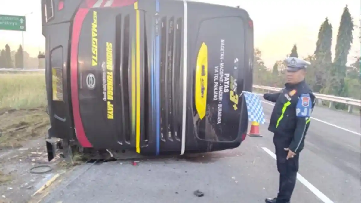 Bus Terguling di Tol Jombang-Mojokerto, Empat Warga Surabaya Alami Luka ...
