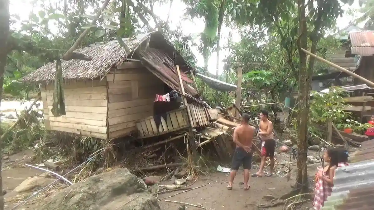 Banjir di Amola Polman Surut, 232 KK Terdampak Mulai Bersihkan Rumah ...