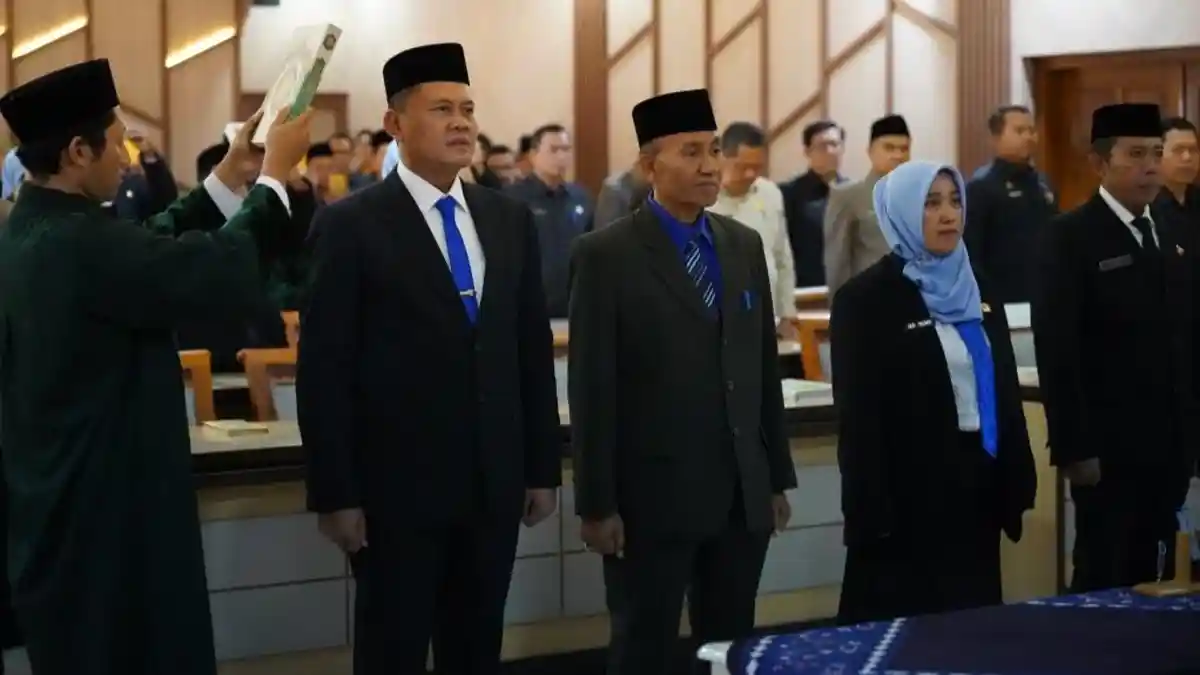 Bupati Lucky Hakim Lantik dan Ambil Sumpah 60 Pejabat di Lingkungan ...